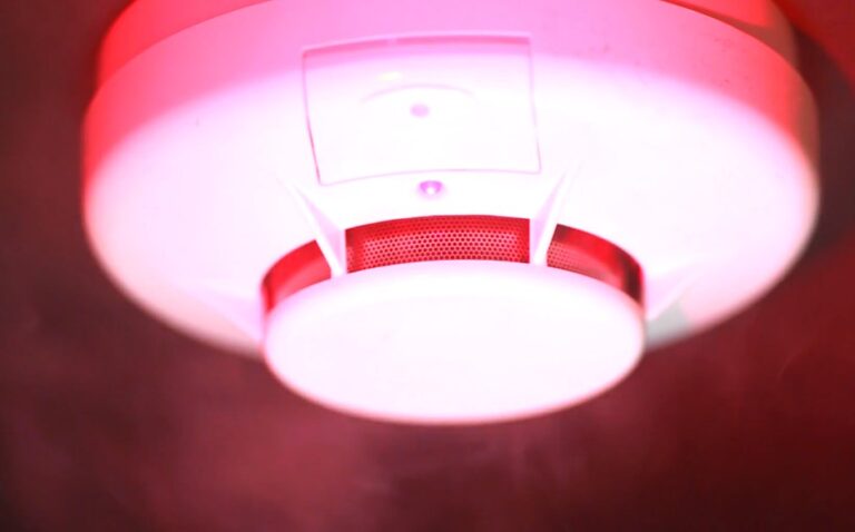 Heat Detector vs Smoke Detector - Which One Should You Install?