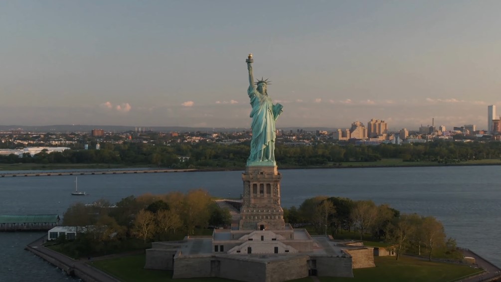 How Does the Statue of Liberty Represent Freedom
